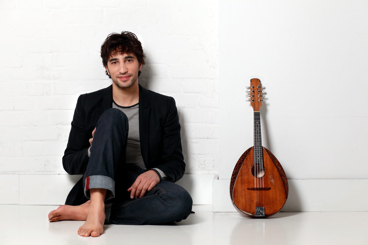 Interview Avi Avital - „Kunst gibt mir Inspiration und spirituelle ...